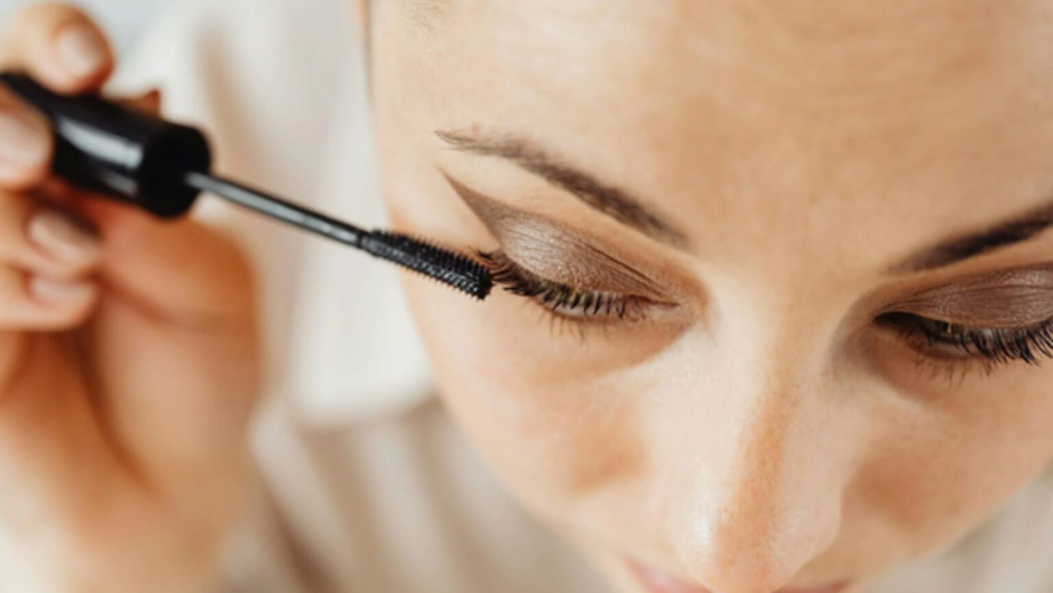 The Ultimate Mascara Guide for Voluminous, Stunning Lashes - ww ...